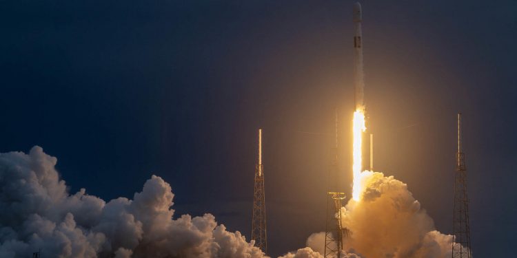 SpaceX lanza con éxito el satélite Amos-17 de la israelí Spacecom ...