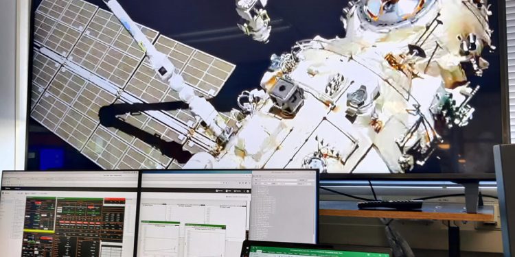 Los cosmonautas rusos, durante su salida de la ISS, reubicaron el panel ...